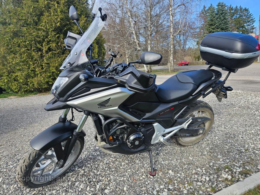 Pelēks Honda NC 750 2020 Pērnava, ar dzinēja tilpumu 0.75 L un nobraukumu 13 tūkst. km par 5000 €, foto 3 vietnē AUTOMOTO.COM.LV