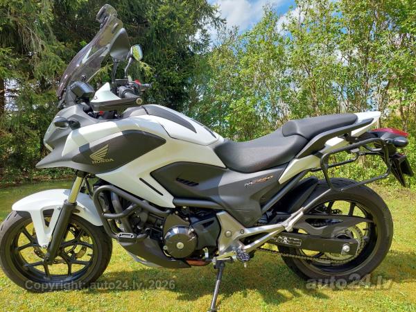 White Honda NC 750 2015 in Rakvere, with an engine capacity of 0.75 L and mileage of 32 thousand km for 4321 €, photo 4 on AUTOMOTO.COM.LV