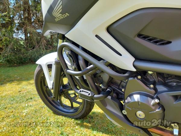 White Honda NC 750 2015 in Rakvere, with an engine capacity of 0.75 L and mileage of 32 thousand km for 4321 €, photo 7 on AUTOMOTO.COM.LV