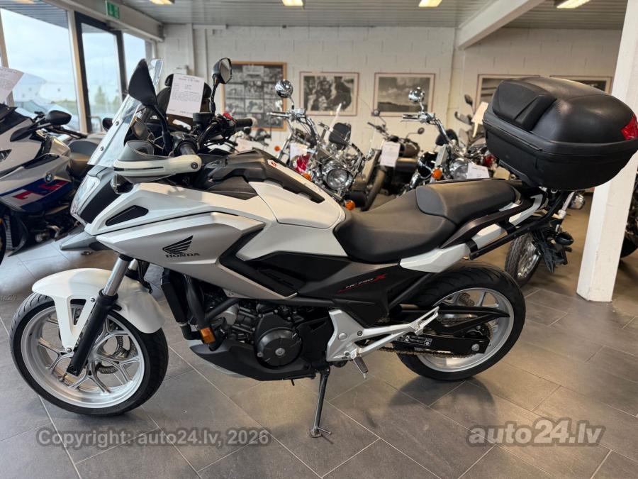 White Honda NC 750 2016 in Tallinn, with an engine capacity of 0.75 L and mileage of 35 thousand km for 4790 €, photo 12 on AUTOMOTO.COM.LV
