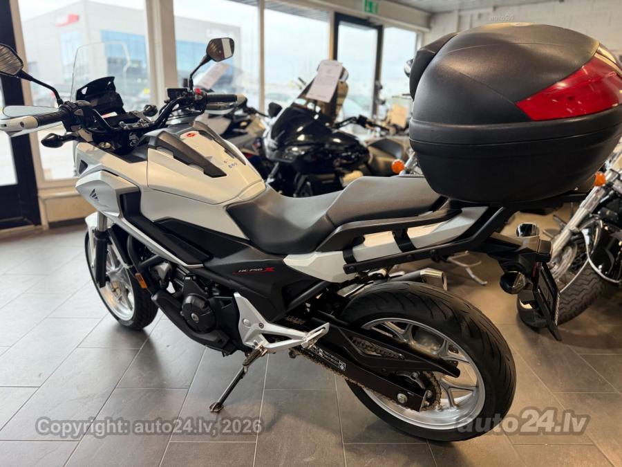 White Honda NC 750 2016 in Tallinn, with an engine capacity of 0.75 L and mileage of 35 thousand km for 4790 €, photo 13 on AUTOMOTO.COM.LV