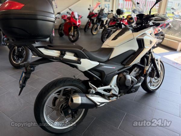 White Honda NC 750 2016 in Tallinn, with an engine capacity of 0.75 L and mileage of 35 thousand km for 4590 €, photo 3 on AUTOMOTO.COM.LV