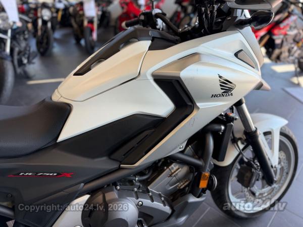 White Honda NC 750 2016 in Tallinn, with an engine capacity of 0.75 L and mileage of 35 thousand km for 4590 €, photo 4 on AUTOMOTO.COM.LV