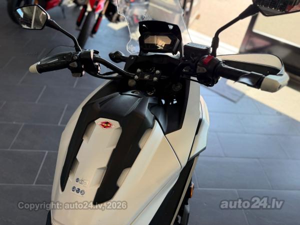 White Honda NC 750 2016 in Tallinn, with an engine capacity of 0.75 L and mileage of 35 thousand km for 4590 €, photo 5 on AUTOMOTO.COM.LV