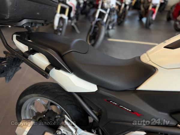 White Honda NC 750 2016 in Tallinn, with an engine capacity of 0.75 L and mileage of 35 thousand km for 4590 €, photo 6 on AUTOMOTO.COM.LV