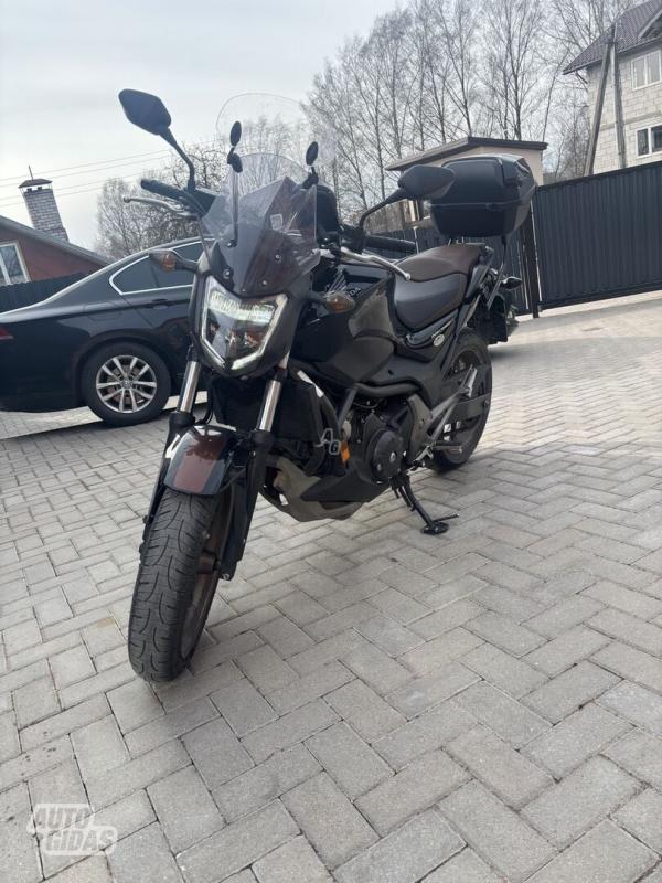 Black Honda NC 750S 2018 in Vilnius, with an engine capacity of 0.75 L and mileage of 19 thousand km for 4800 €, photo 2 on AUTOMOTO.COM.LV