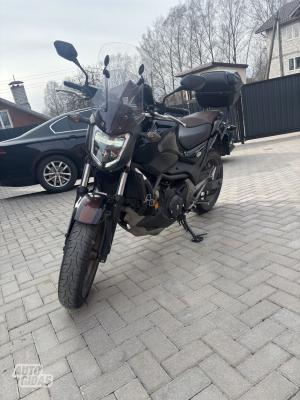 Black Honda NC 750S 2018 in Vilnius, with an engine capacity of 0.75 L and mileage of 19 thousand km for 4800 €, photo 3 on AUTOMOTO.COM.LV