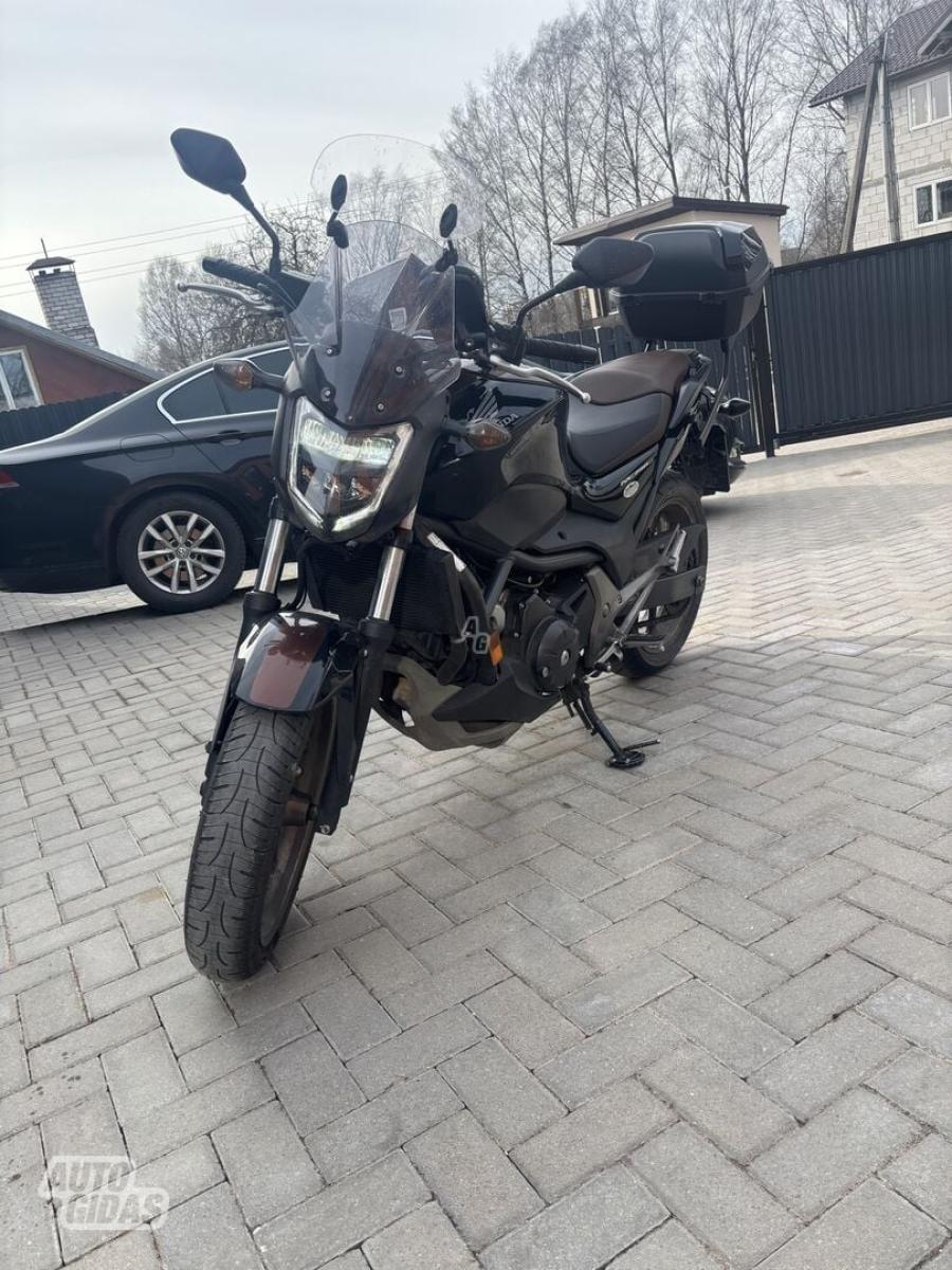 Black Honda NC 750S 2018 in Vilnius, with an engine capacity of 0.75 L and mileage of 19 thousand km for 4800 €, photo 3 on AUTOMOTO.COM.LV