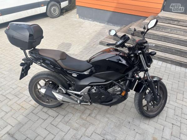 Black Honda NC 750S 2018 in Vilnius, with an engine capacity of 0.75 L and mileage of 19 thousand km for 4800 €, photo 3 on AUTOMOTO.COM.LV