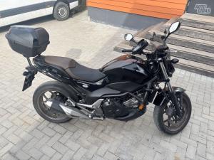 Black Honda NC 750S 2018 in Vilnius, with an engine capacity of 0.75 L and mileage of 19 thousand km for 4800 €, photo 4 on AUTOMOTO.COM.LV