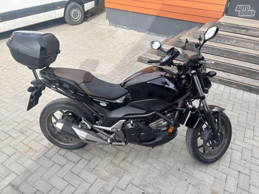Black Honda NC 750S 2018 in Vilnius, with an engine capacity of 0.75 L and mileage of 19 thousand km for 4800 €, photo 4 on AUTOMOTO.COM.LV
