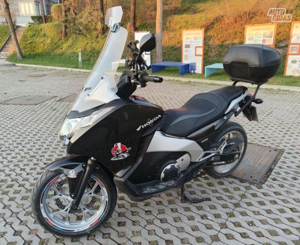 Melns Honda NC 2013 Kauņa, ar dzinēja tilpumu 0.70 L un nobraukumu 30 tūkst. km par 3300 €, foto 1 vietnē AUTOMOTO.COM.LV