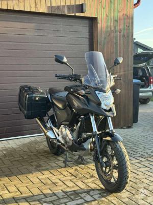 Black Honda NC 2013 in Panevezys, with an engine capacity of 0.70 L and mileage of 30 thousand km for 3900 €, photo 4 on AUTOMOTO.COM.LV