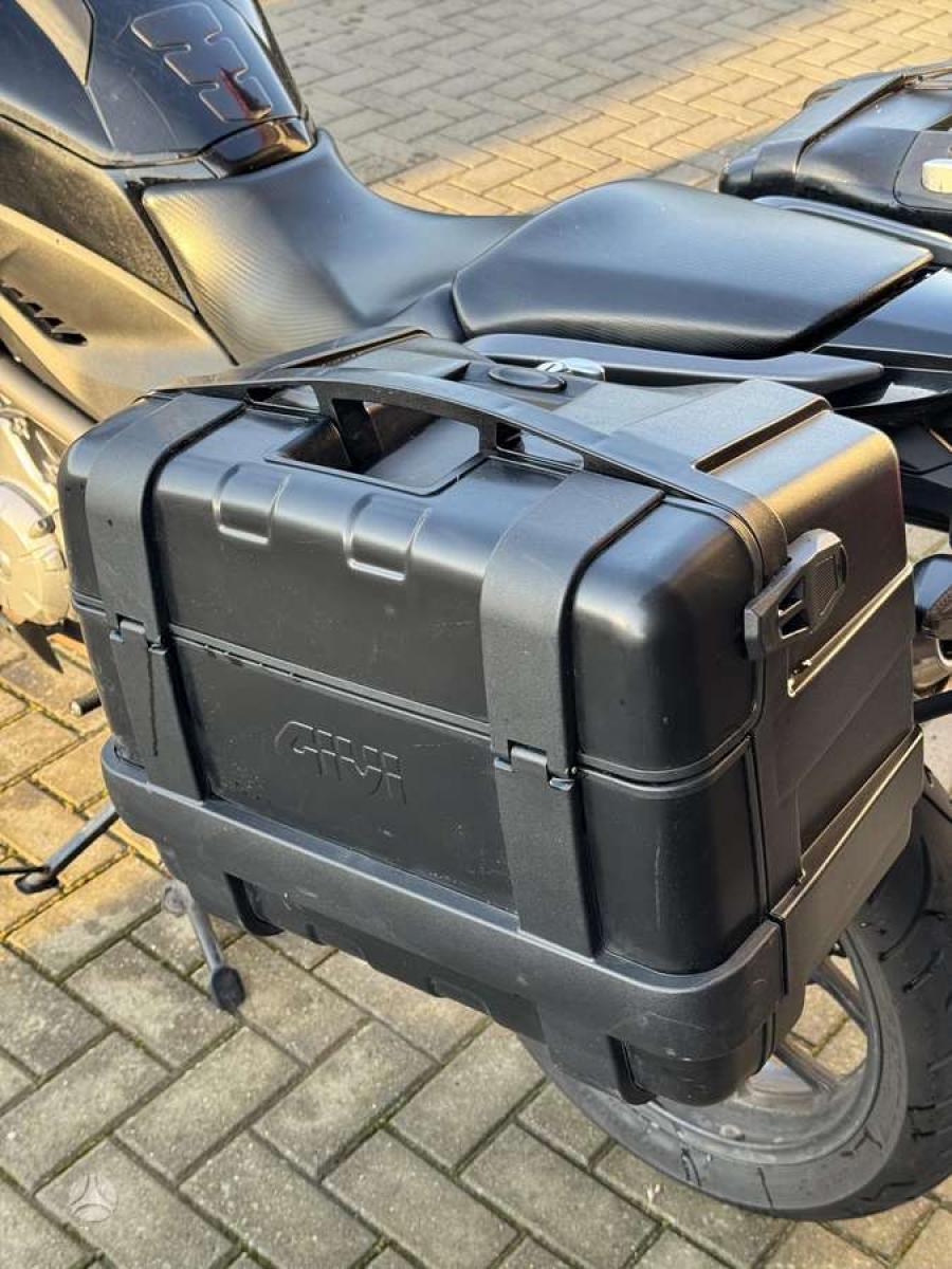 Black Honda NC 2013 in Panevezys, with an engine capacity of 0.70 L and mileage of 30 thousand km for 3900 €, photo 9 on AUTOMOTO.COM.LV