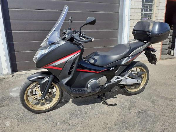Black Honda NC 2014 in Panevezys, with an engine capacity of 0.75 L and mileage of 50 thousand km for 3750 €, photo 3 on AUTOMOTO.COM.LV
