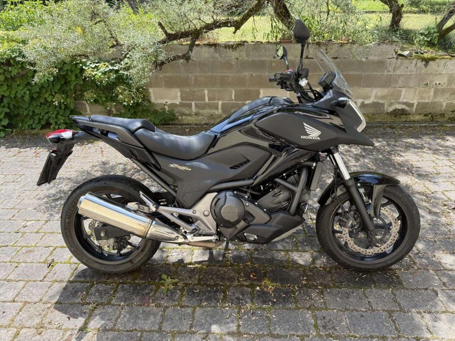 Black Honda NC 2016 in Vilnius, with an engine capacity of 0.75 L and mileage of 29 thousand km for 4200 €, photo 1 on AUTOMOTO.COM.LV