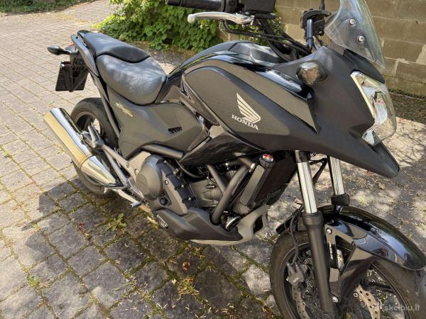 Black Honda NC 2016 in Vilnius, with an engine capacity of 0.75 L and mileage of 29 thousand km for 4200 €, photo 2 on AUTOMOTO.COM.LV