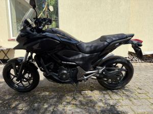 Black Honda NC 2016 in Vilnius, with an engine capacity of 0.75 L and mileage of 29 thousand km for 4200 €, photo 4 on AUTOMOTO.COM.LV