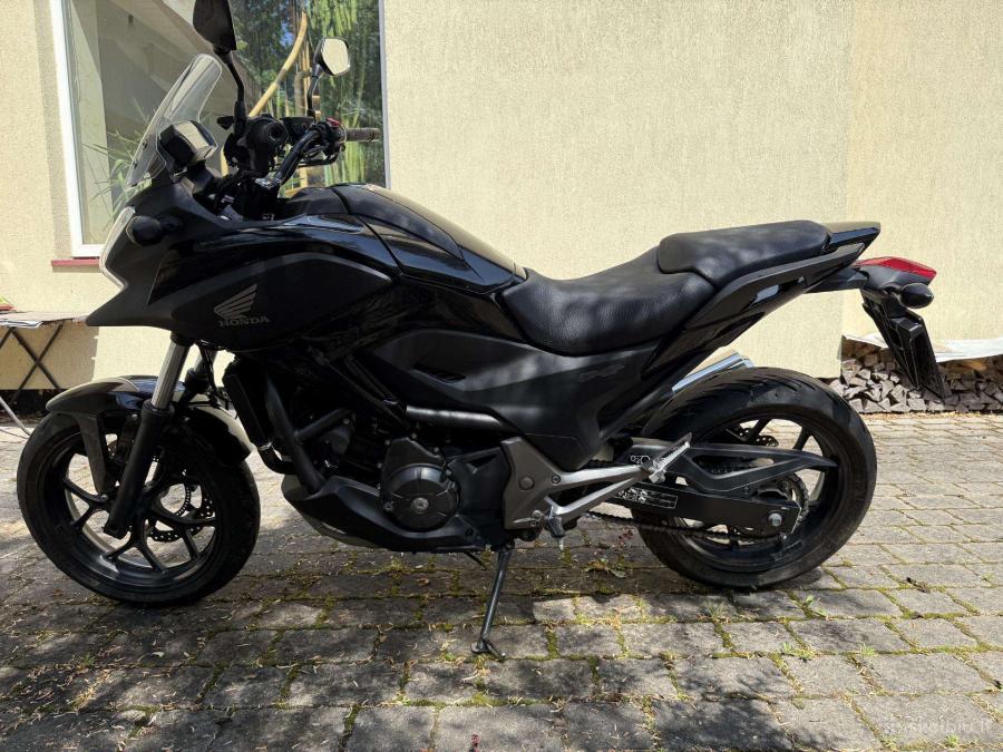 Black Honda NC 2016 in Vilnius, with an engine capacity of 0.75 L and mileage of 29 thousand km for 4200 €, photo 4 on AUTOMOTO.COM.LV