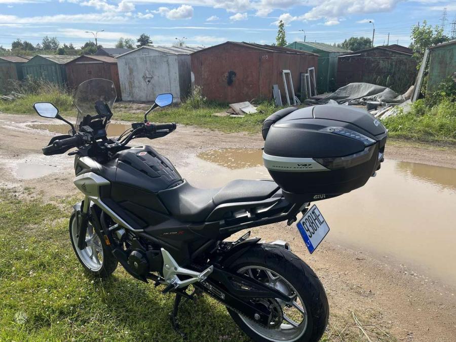 Black Honda NC 2016 in Klaipeda, with an engine capacity of 0.75 L and mileage of 21 thousand km for 4500 €, photo 7 on AUTOMOTO.COM.LV