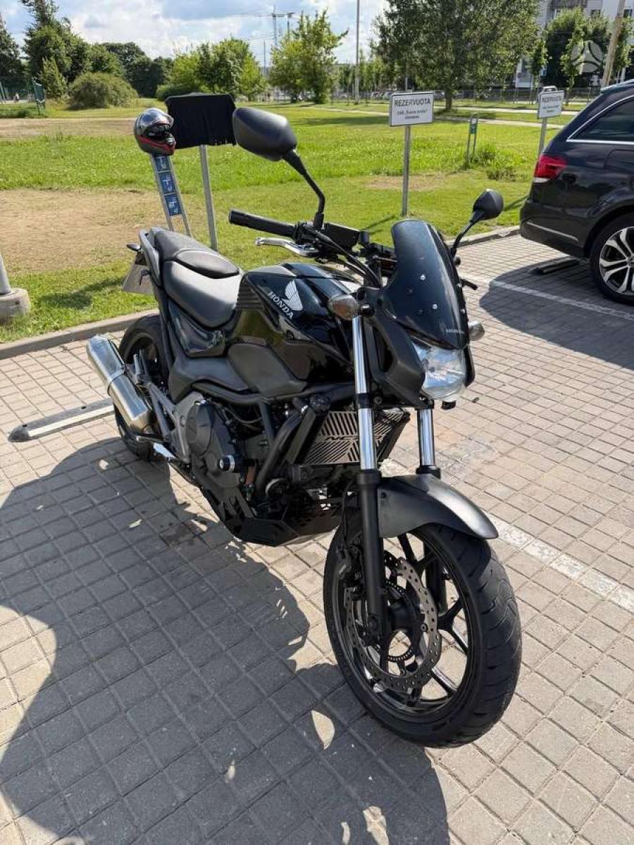 Black Honda NC 2016 in Vilnius, with an engine capacity of 0.75 L and mileage of 52 thousand km for 3199 €, photo 3 on AUTOMOTO.COM.LV
