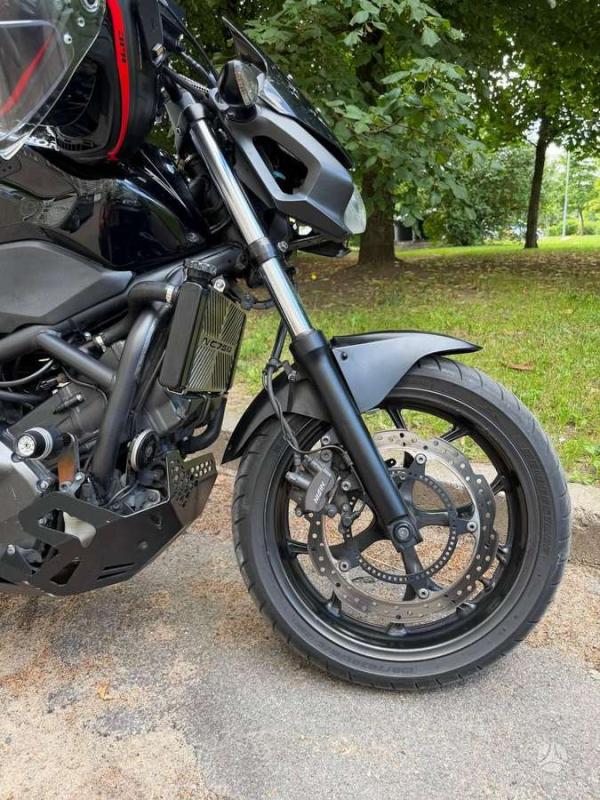 Melns Honda NC 2016 Viļņa, ar dzinēja tilpumu 0.75 L un nobraukumu 52 tūkst. km par 3199 €, foto 5 vietnē AUTOMOTO.COM.LV