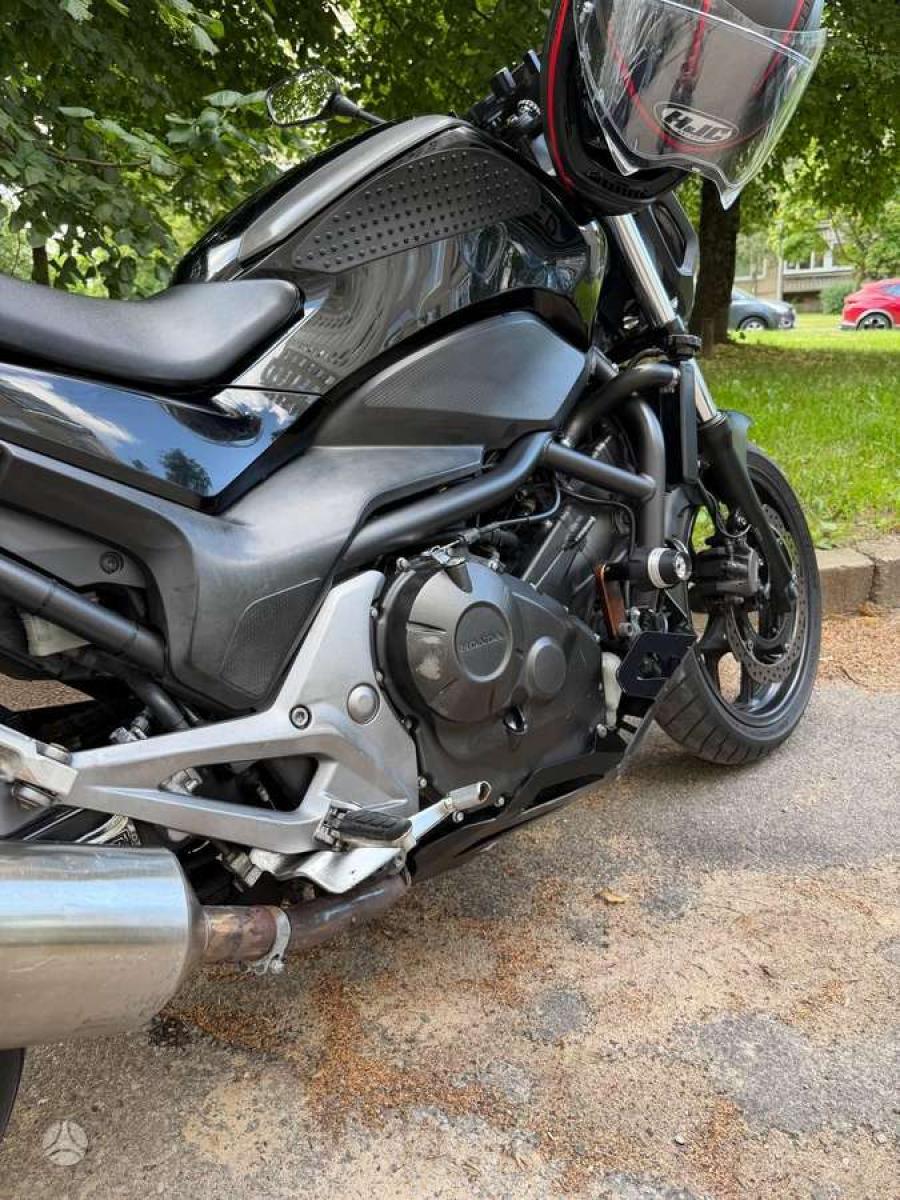 Black Honda NC 2016 in Vilnius, with an engine capacity of 0.75 L and mileage of 52 thousand km for 3199 €, photo 8 on AUTOMOTO.COM.LV