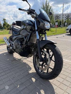 Black Honda NC 2016 in Vilnius, with an engine capacity of 0.75 L and mileage of 52 thousand km for 3199 €, photo 9 on AUTOMOTO.COM.LV