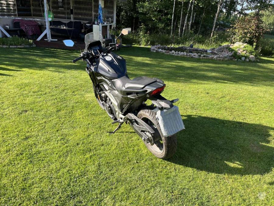Black Honda NC 2023 in Vilnius, with an engine capacity of 0.75 L and mileage of 8 thousand km for 7900 €, photo 4 on AUTOMOTO.COM.LV