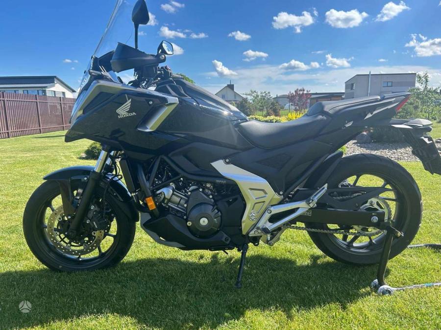 Black Honda NC 2025 in Panevezys, with an engine capacity of 0.75 L and mileage of 4 thousand km for 8100 €, photo 1 on AUTOMOTO.COM.LV