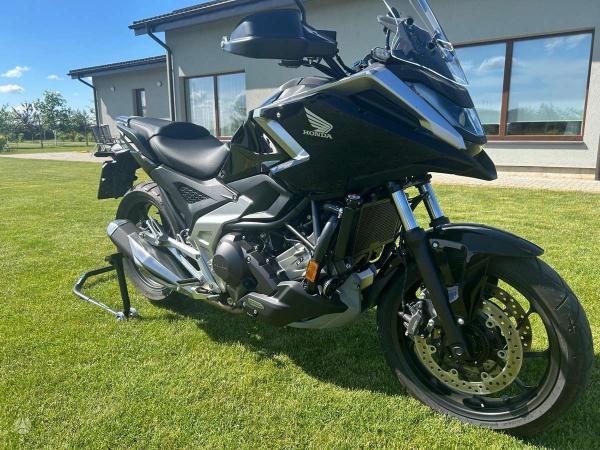 Black Honda NC 2025 in Panevezys, with an engine capacity of 0.75 L and mileage of 4 thousand km for 8100 €, photo 2 on AUTOMOTO.COM.LV