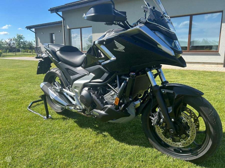 Black Honda NC 2025 in Panevezys, with an engine capacity of 0.75 L and mileage of 4 thousand km for 8100 €, photo 3 on AUTOMOTO.COM.LV