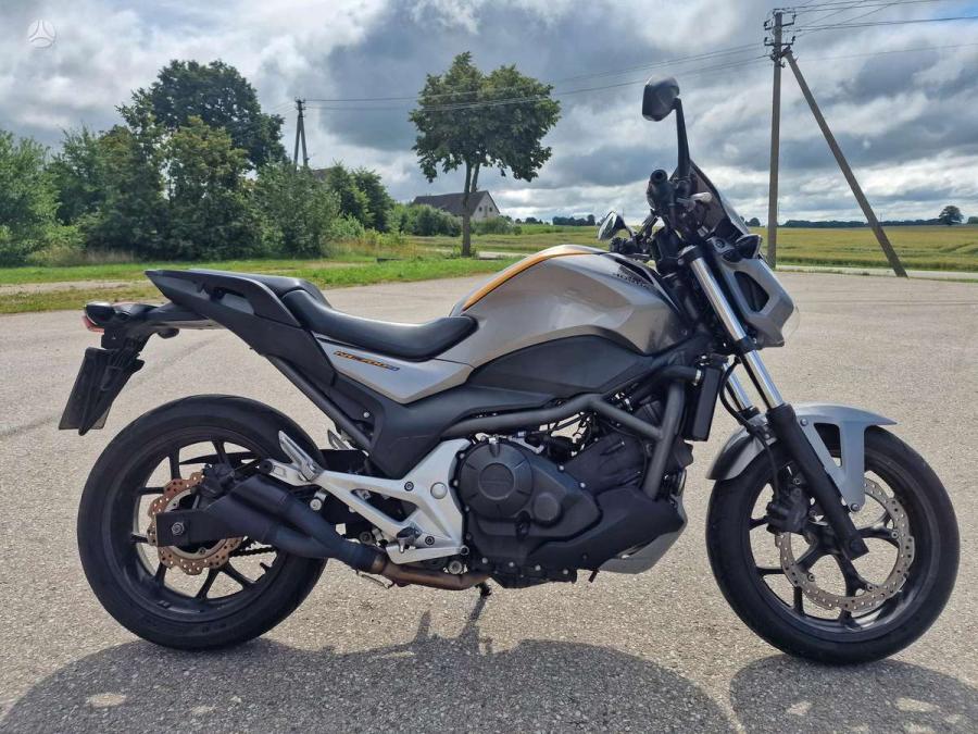 Grey Honda NC 2012 in Sakiai, with an engine capacity of 0.70 L and mileage of 55 thousand km for 2600 €, photo 6 on AUTOMOTO.COM.LV