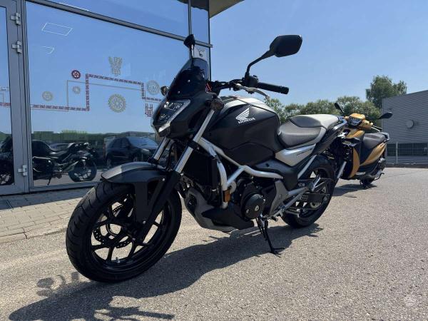 Grey Honda NC 2017 in Vilnius, with an engine capacity of 0.75 L and mileage of 3 thousand km for 4799 €, photo 4 on AUTOMOTO.COM.LV