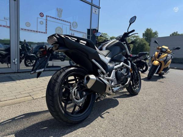 Grey Honda NC 2017 in Vilnius, with an engine capacity of 0.75 L and mileage of 3 thousand km for 4799 €, photo 7 on AUTOMOTO.COM.LV