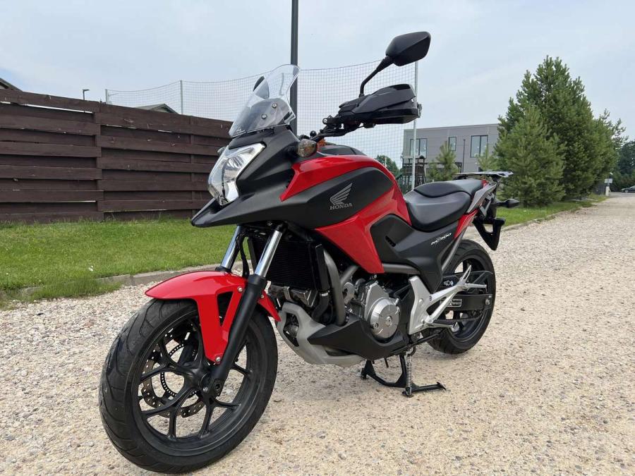 Red Honda NC 2012 in Vilnius, with an engine capacity of 0.70 L and mileage of 14 thousand km for 3900 €, photo 1 on AUTOMOTO.COM.LV