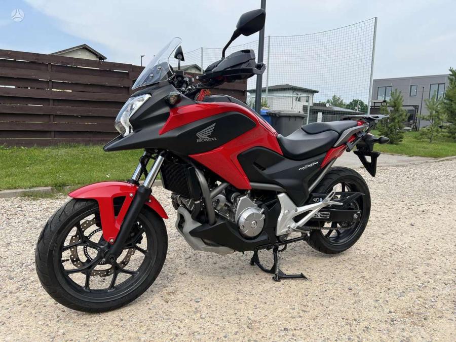 Red Honda NC 2012 in Vilnius, with an engine capacity of 0.70 L and mileage of 14 thousand km for 3900 €, photo 3 on AUTOMOTO.COM.LV
