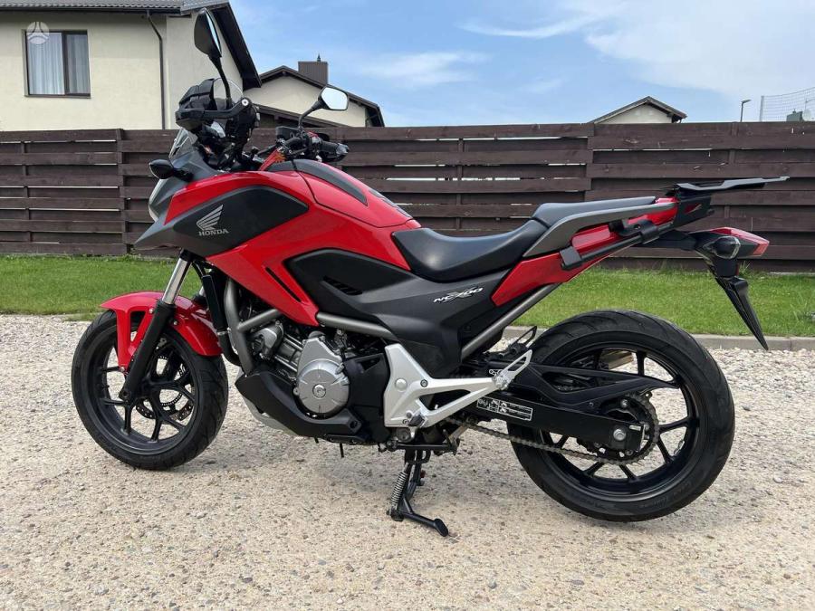 Red Honda NC 2012 in Vilnius, with an engine capacity of 0.70 L and mileage of 14 thousand km for 3900 €, photo 5 on AUTOMOTO.COM.LV