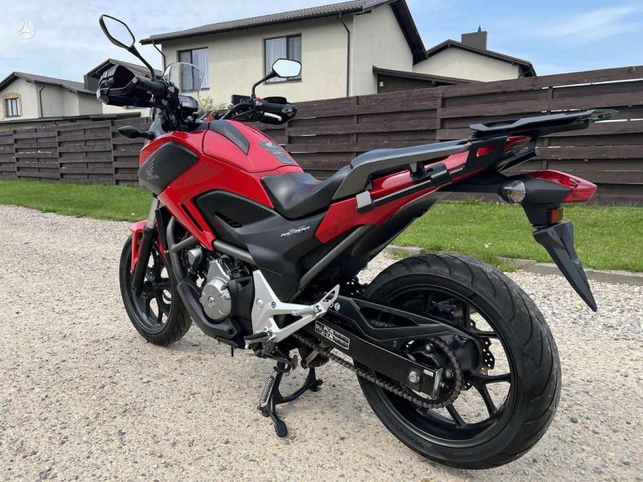 Red Honda NC 2012 in Vilnius, with an engine capacity of 0.70 L and mileage of 14 thousand km for 3900 €, photo 6 on AUTOMOTO.COM.LV