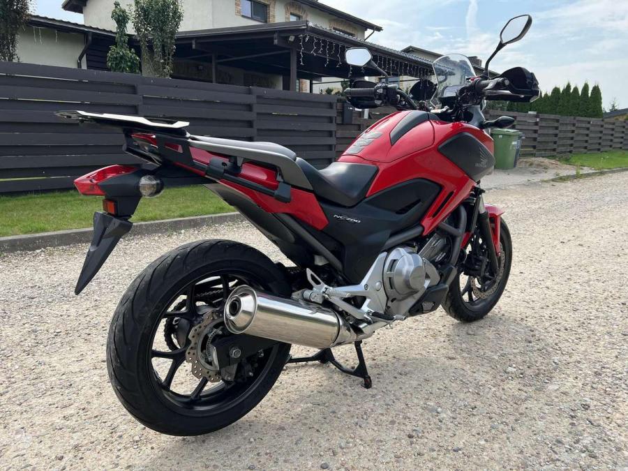 Red Honda NC 2012 in Vilnius, with an engine capacity of 0.70 L and mileage of 14 thousand km for 3900 €, photo 9 on AUTOMOTO.COM.LV