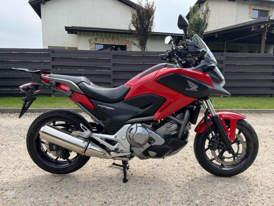 Red Honda NC 2012 in Vilnius, with an engine capacity of 0.70 L and mileage of 14 thousand km for 3900 €, photo 11 on AUTOMOTO.COM.LV