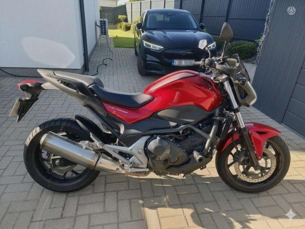 Red Honda NC 2014 in Kaunas, with an engine capacity of 0.75 L and mileage of 23 thousand km for 3449 €, photo 1 on AUTOMOTO.COM.LV