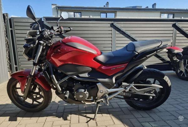 Red Honda NC 2014 in Kaunas, with an engine capacity of 0.75 L and mileage of 23 thousand km for 3449 €, photo 10 on AUTOMOTO.COM.LV
