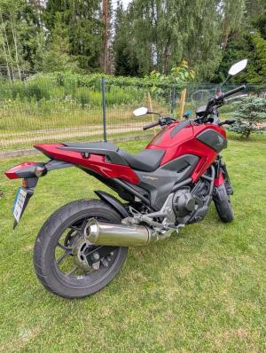 Red Honda NC 2015 in Vilnius, with an engine capacity of 0.75 L and mileage of 29 thousand km for 4700 €, photo  on AUTOMOTO.COM.LV