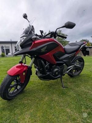 Red Honda NC 2015 in Vilnius, with an engine capacity of 0.75 L and mileage of 29 thousand km for 4700 €, photo 5 on AUTOMOTO.COM.LV