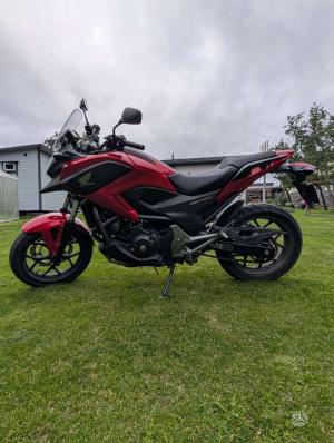 Red Honda NC 2015 in Vilnius, with an engine capacity of 0.75 L and mileage of 29 thousand km for 4700 €, photo 6 on AUTOMOTO.COM.LV