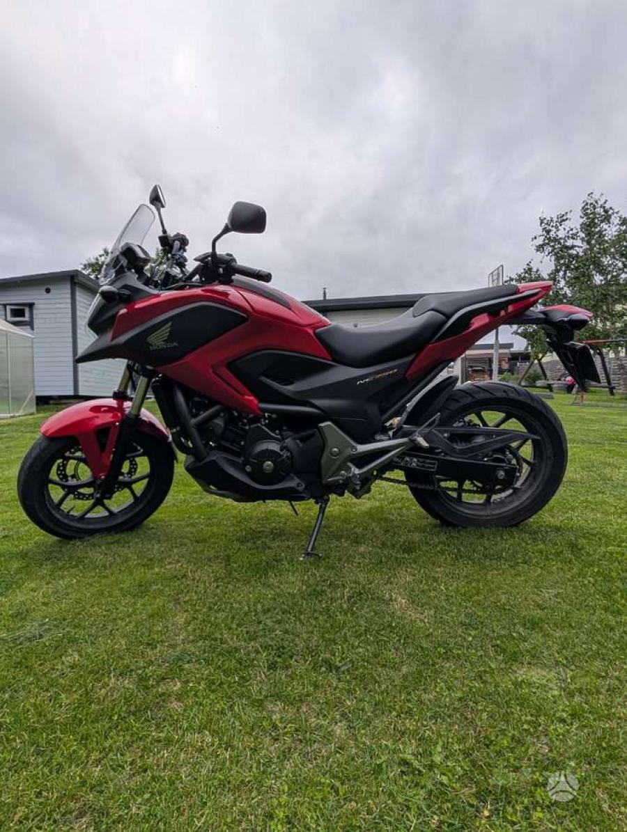 Red Honda NC 2015 in Vilnius, with an engine capacity of 0.75 L and mileage of 29 thousand km for 4700 €, photo 6 on AUTOMOTO.COM.LV