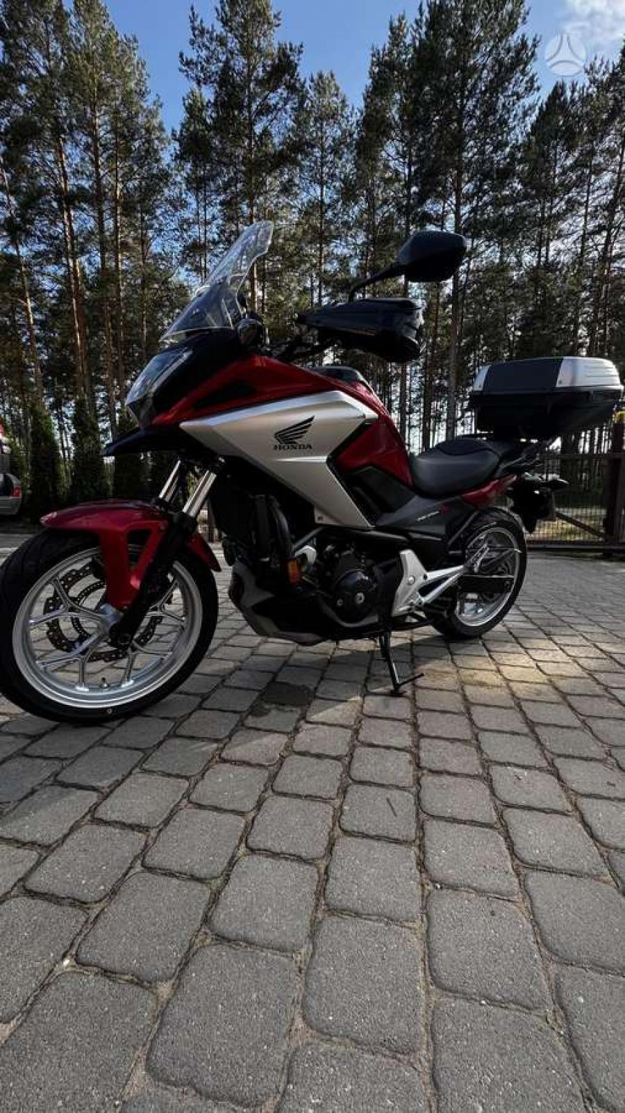 Red Honda NC 2018 in Vilnius, with an engine capacity of 0.75 L and mileage of 0 thousand km for 5300 €, photo 1 on AUTOMOTO.COM.LV
