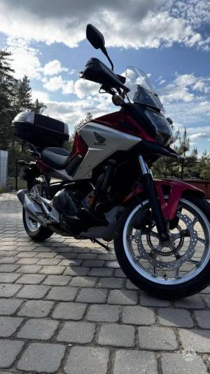 Red Honda NC 2018 in Vilnius, with an engine capacity of 0.75 L and mileage of 0 thousand km for 5300 €, photo 3 on AUTOMOTO.COM.LV