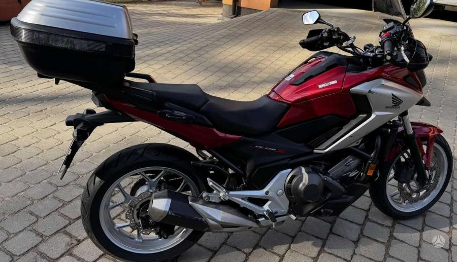 Red Honda NC 2018 in Vilnius, with an engine capacity of 0.75 L and mileage of 0 thousand km for 5300 €, photo 5 on AUTOMOTO.COM.LV